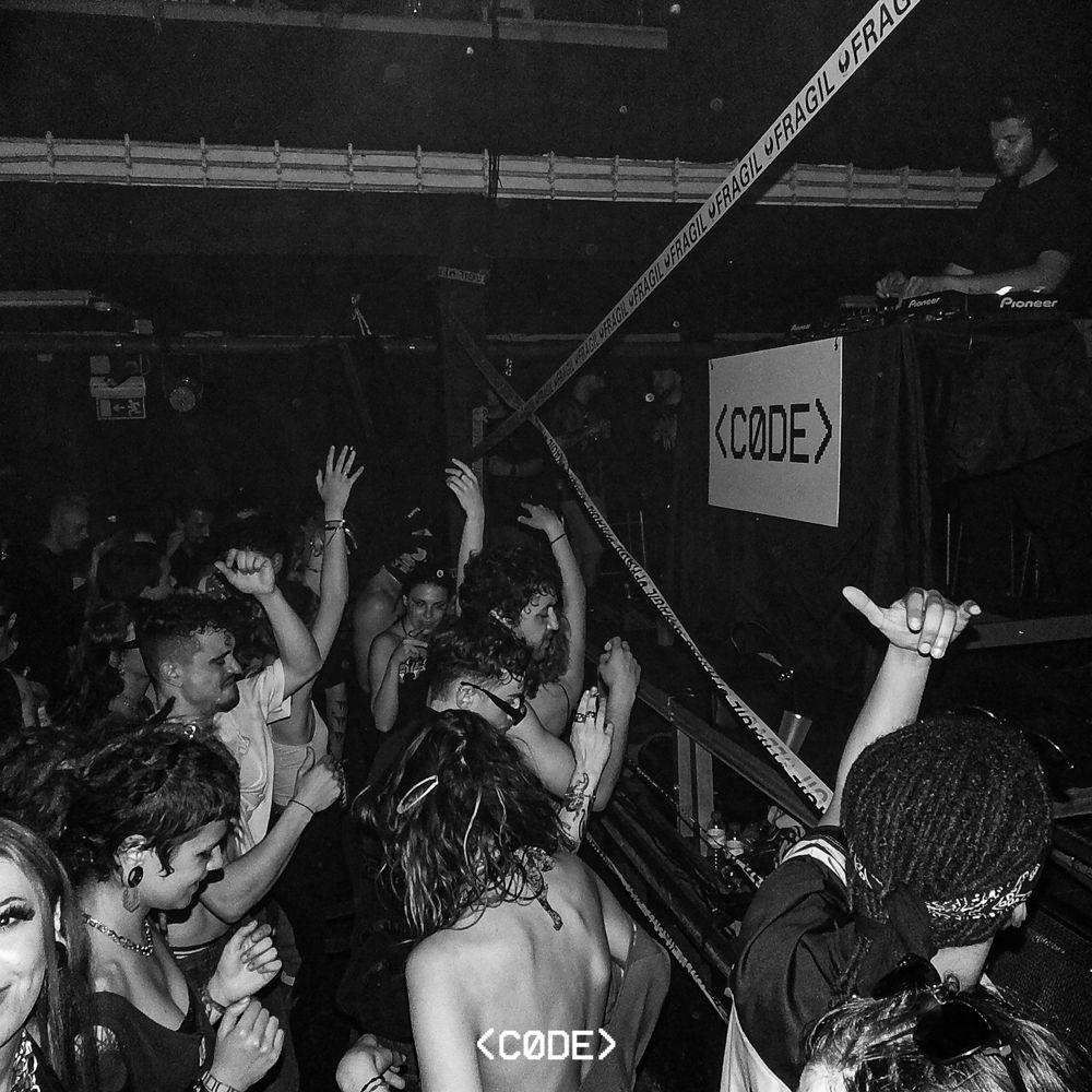 Hard Techno: C0DE, de Jéssica Gabriel, Traz Novos Ares à Cena ...